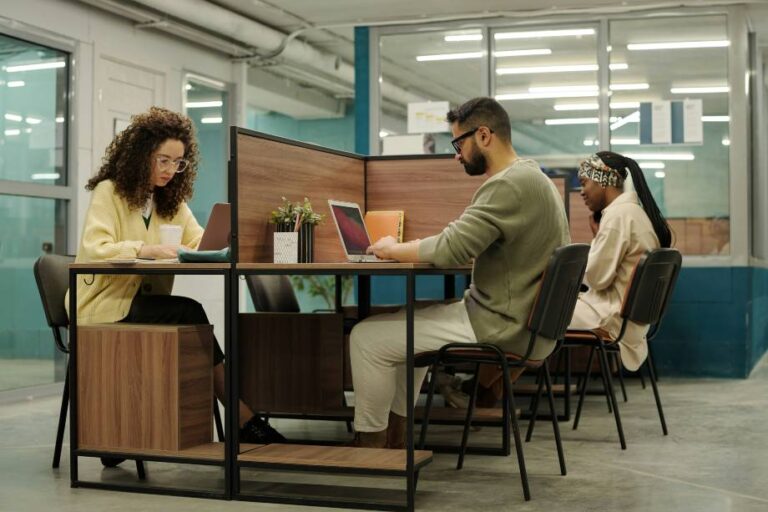 Hot Desking Policy: Key Principles and Best Practices - Blendspace